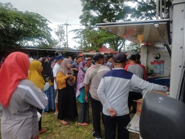 Emak-Emak Buru Sembako Harga Murah - Berita Diksi Emak-Emak Buru Sembako Harga Murah - Berita Diksi