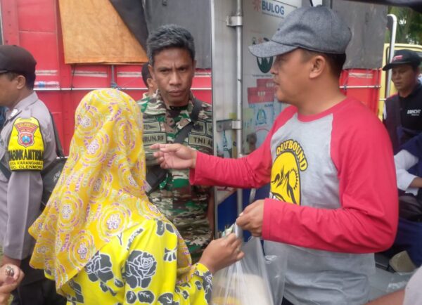Emak-Emak Buru Sembako Harga Murah - Berita Diksi Emak-Emak Buru Sembako Harga Murah - Berita Diksi