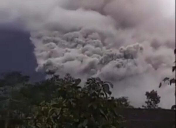 Gunung Merapi Muntahkan Wedus Gembel - Berita Diksi Gunung Merapi Muntahkan Wedus Gembel - Berita Diksi