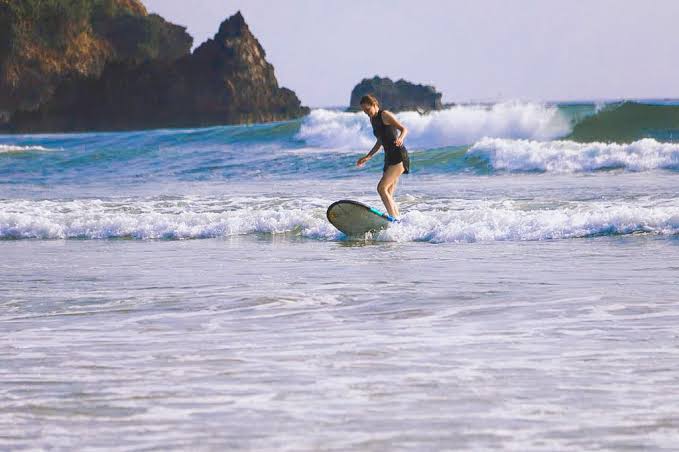 PSOI dan Disbudpar Banyuwangi Gelar Lomba Surfing - Berita Diksi