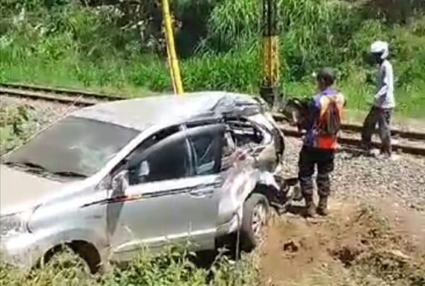 Terjangan KA di Perlintasan Tanpa Penjaga Hancurkan Avanza - Berita Diksi Terjangan KA di Perlintasan Tanpa Penjaga Hancurkan Avanza - Berita Diksi