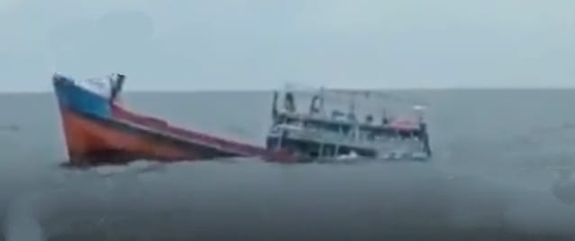 Kapal Nelayan Terbalik di Pantai Grajagan, 4 ABK Tewas dan 3 Hilang - Berita Diksi