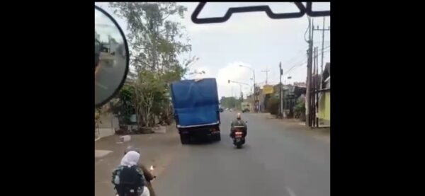 Diduga Sopir Mabuk, Truk Oleng Terekam Kamera - Berita Diksi