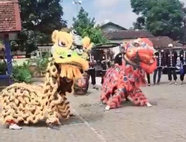 Barongsai Menyambut Kehadiran Kapolsek Jenggawah yang Baru - Berita Diksi Barongsai Menyambut Kehadiran Kapolsek Jenggawah yang Baru - Berita Diksi